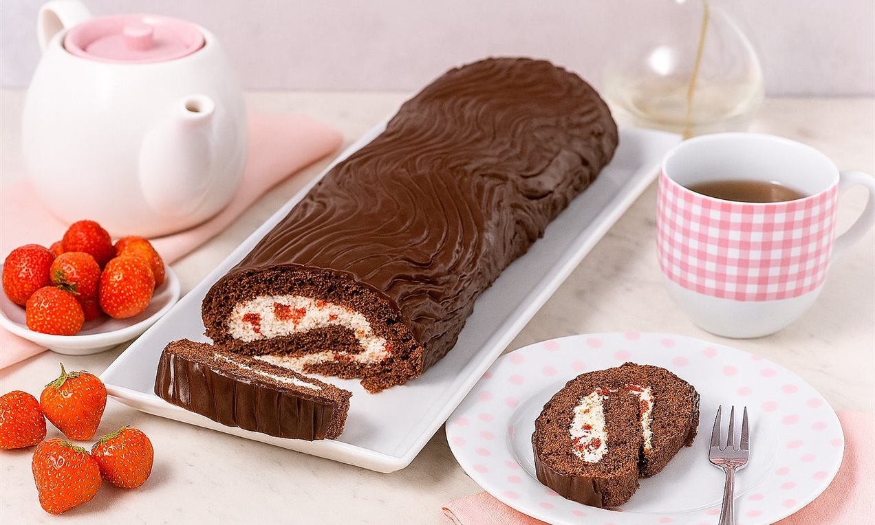 Erdbeer-Roulade mit Schokoriegel Rezept | Dr. Oetker