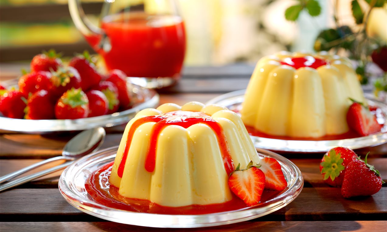 Vanille-Pudding mit Erdbeersoße Rezept | Dr. Oetker